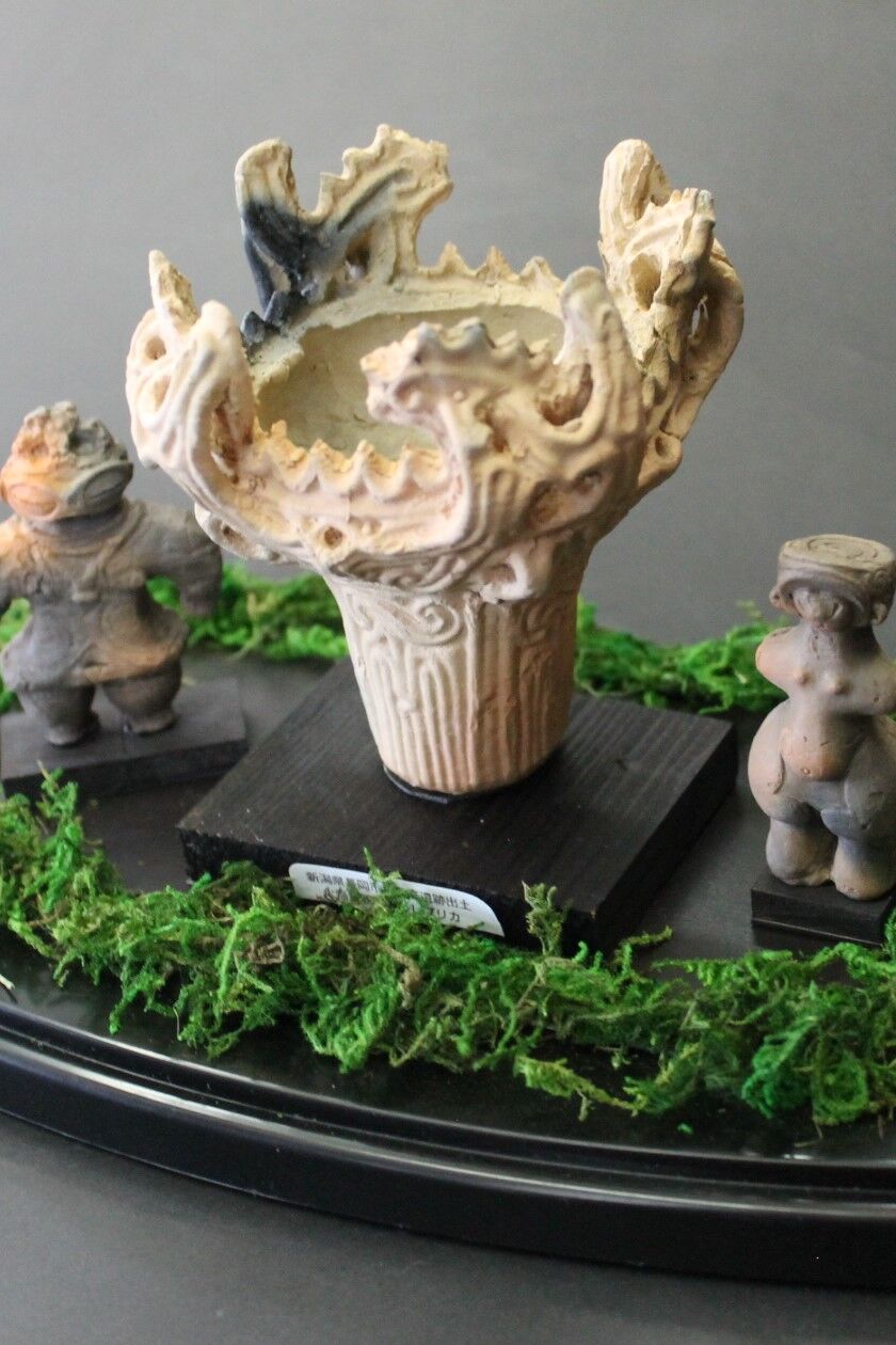 縄文博物館(大)火焔土器 9㎝ 台座1㎝ 遮光器土偶5㎝ 縄文の 縄文博物館(大)火焔土器 9㎝ 台座1㎝ 遮光器土偶5㎝ 縄文の