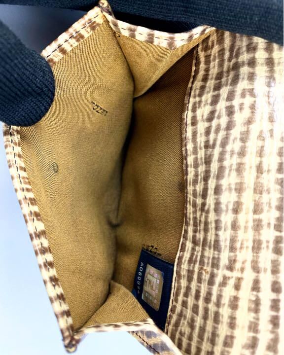 フェンディ FENDI 二つ折り財布 Wホッック 型押しレザー財布 フェンディ FENDI 二つ折り財布 Wホッック 型押しレザー財布