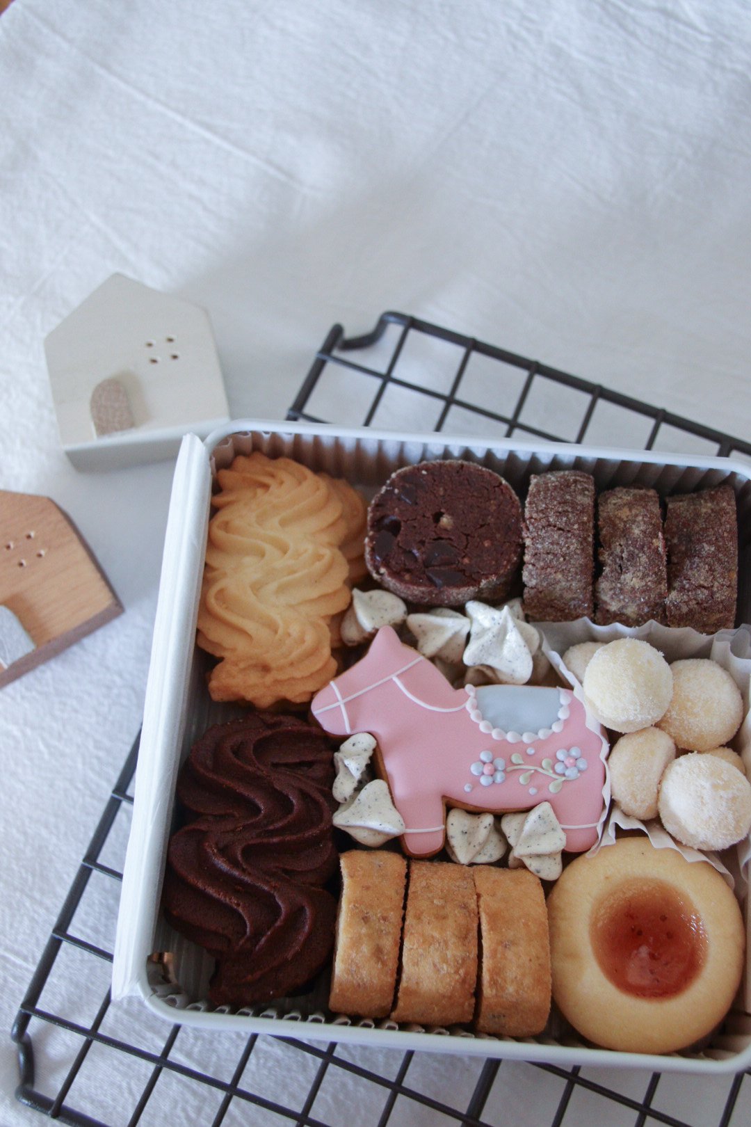 クッキー缶「ダーラナホースのおくりもの」（2個以上ご購入用） | Atelier manon