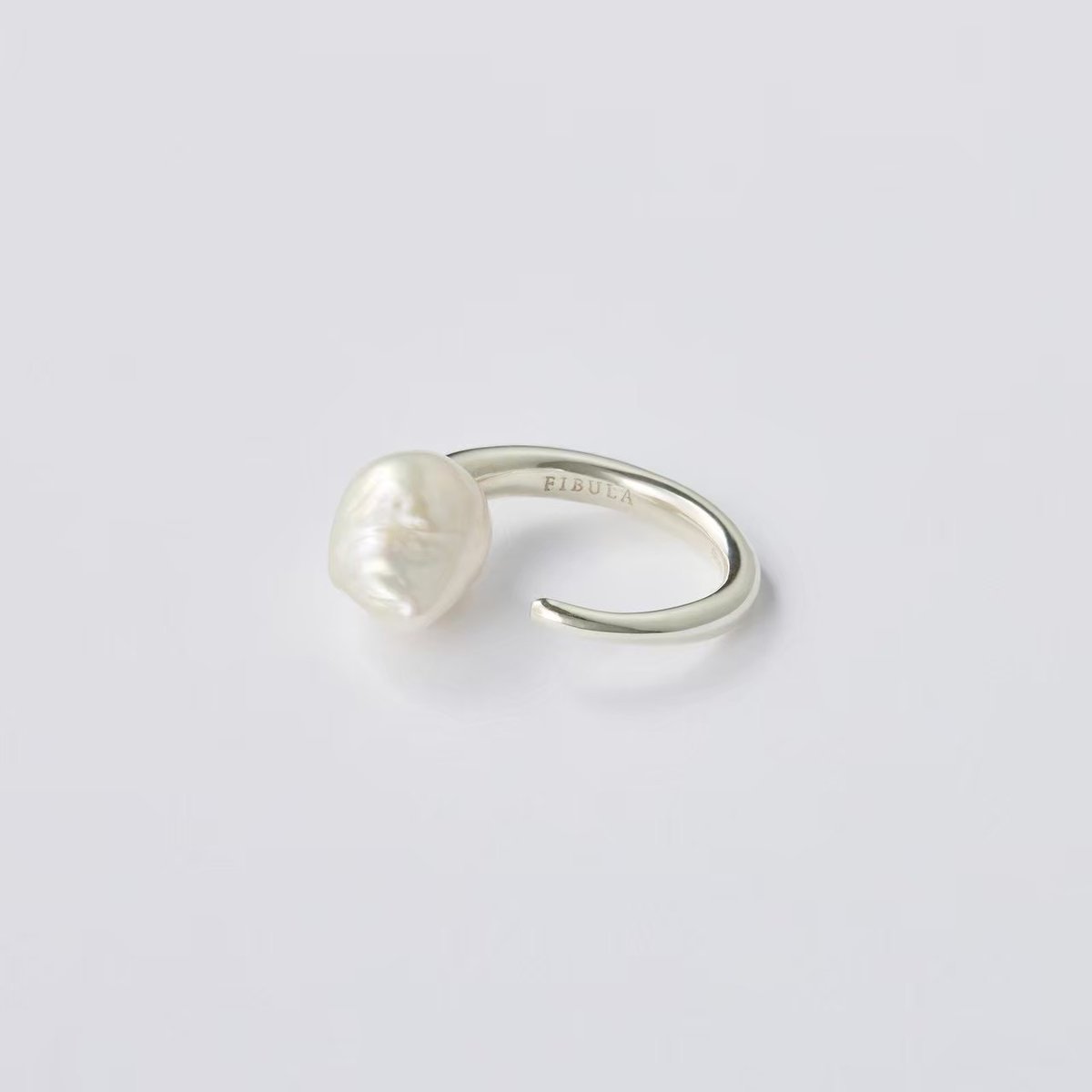 Aging baroque pearl ring silver | FIBULA