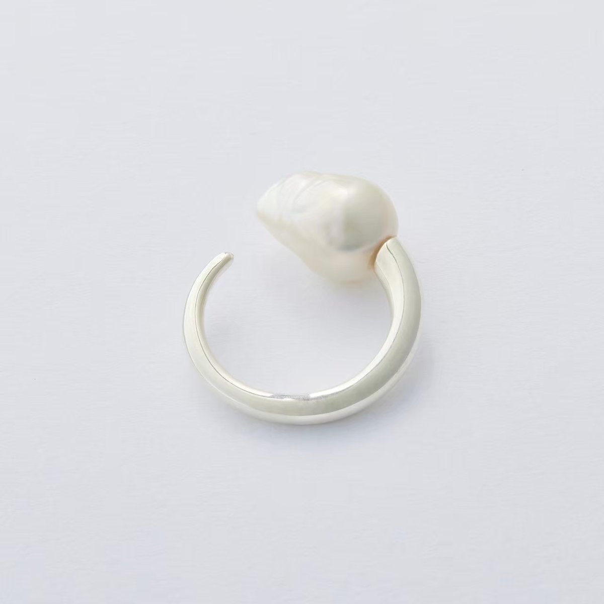 Aging baroque pearl ring silver | FIBULA