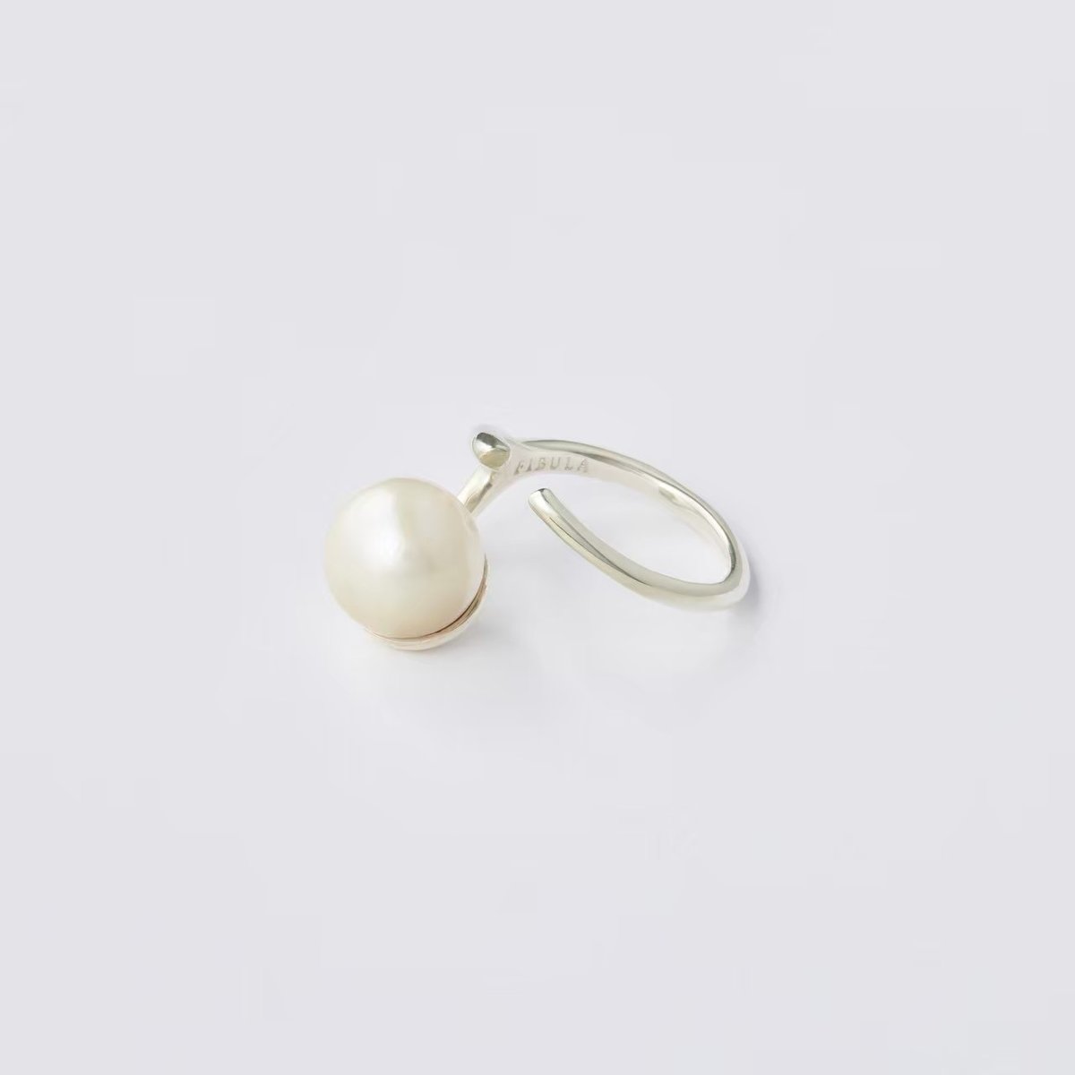 Aging round pearl ring silver | FIBULA