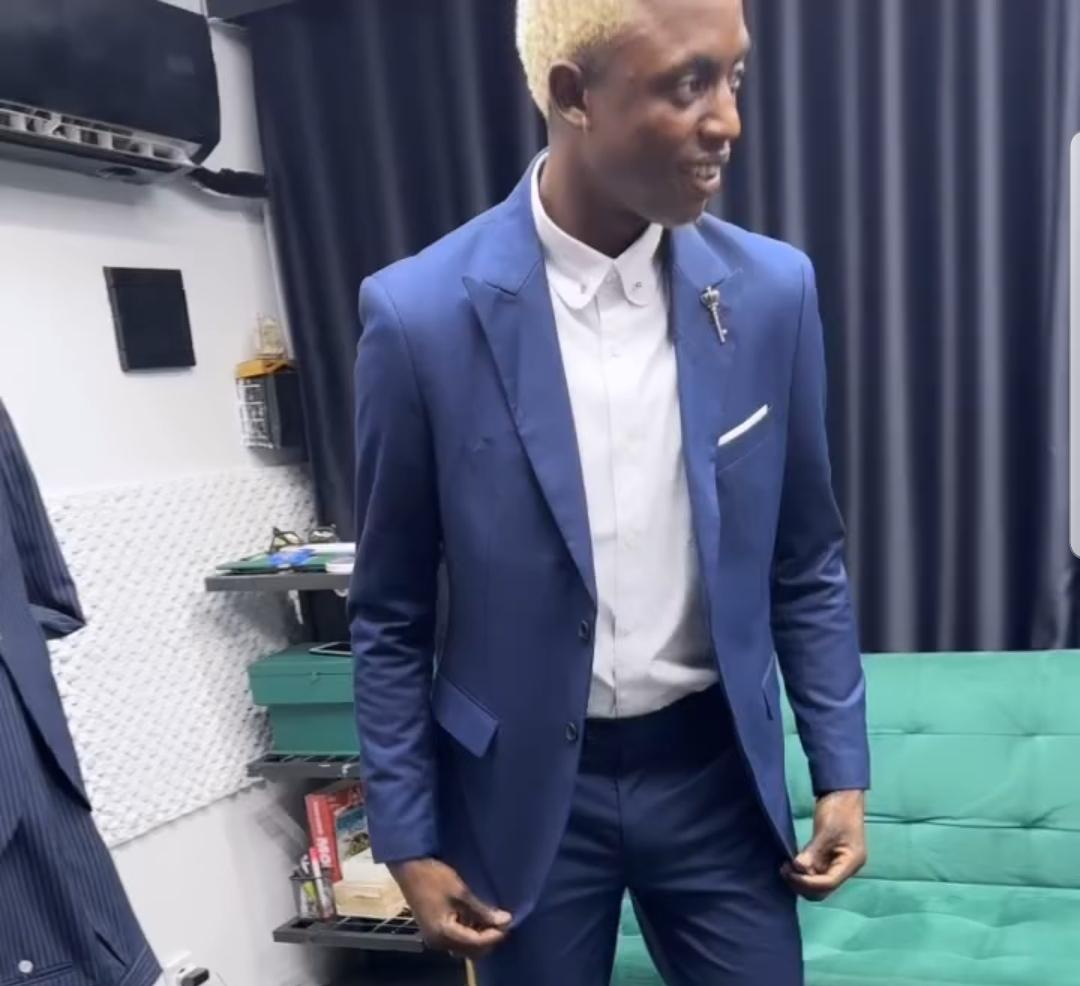 Gibelé surge de look formal e enfatiza: - “Vou trabalhar no gabinete ...