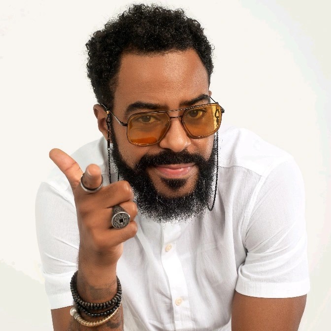 Humorista Tiago Costa distinguido com certificado de mérito em ...