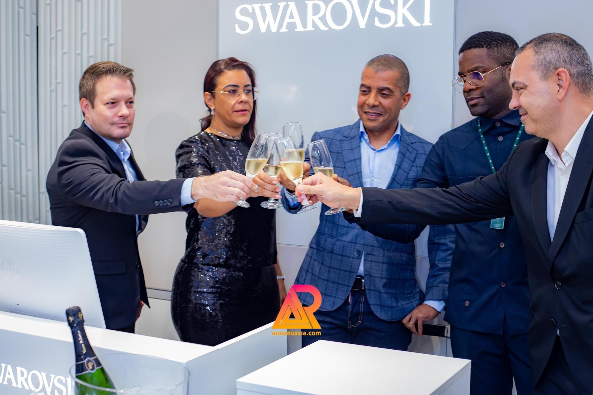 Swarovski Boutique celebra primeiro aniversário com elegância e ...