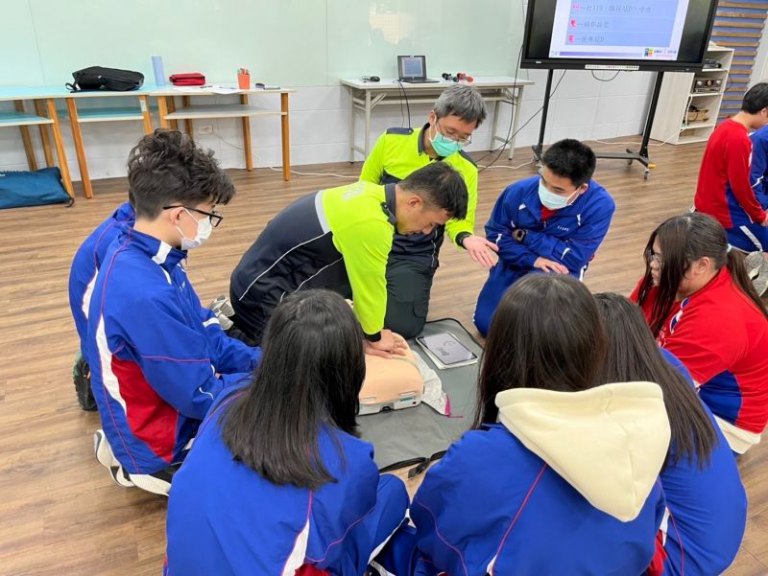 消防局前進校園辦理CPR認證 邱臣遠代理市長：急救觀念向下扎根 | 蕃新聞