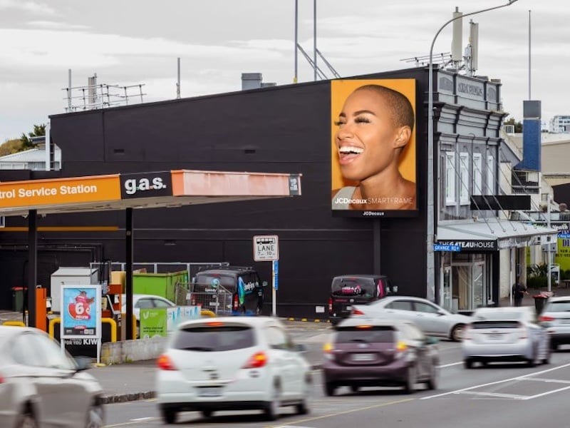 JCDecaux adds new Smartframe to Dominion Road - stoppress.co.nz