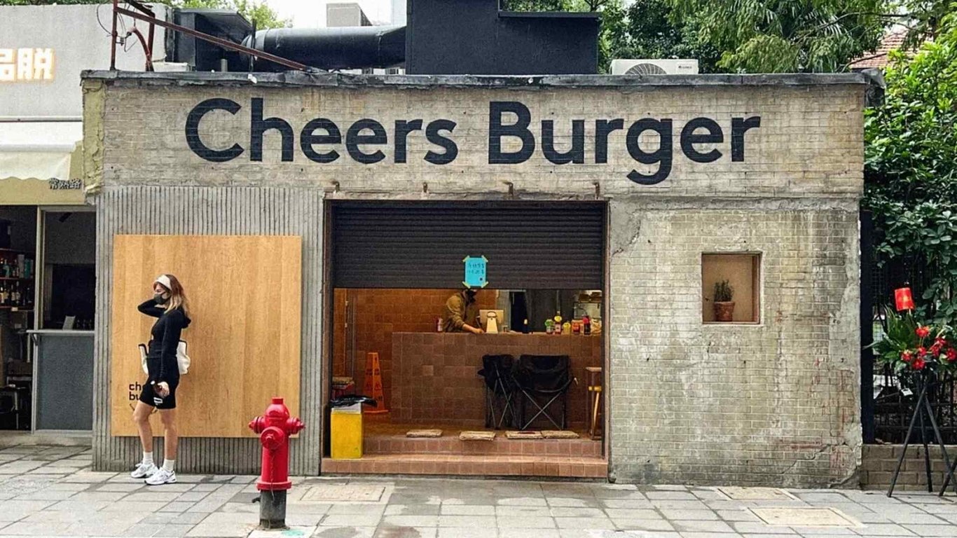 New Burger Shop in Shanghai Draws Huge Crowds for Its Crumbling Decor