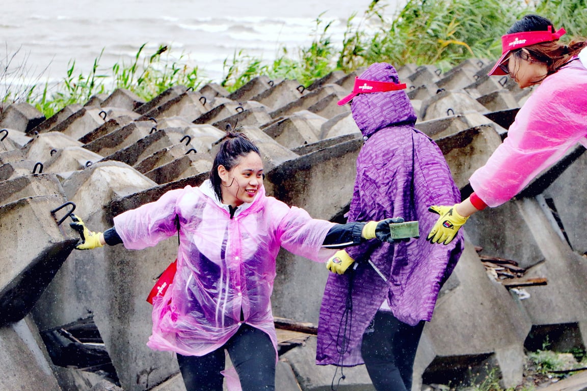 The Volunteers Fighting to Keep China's Beaches, Forests and Mountains