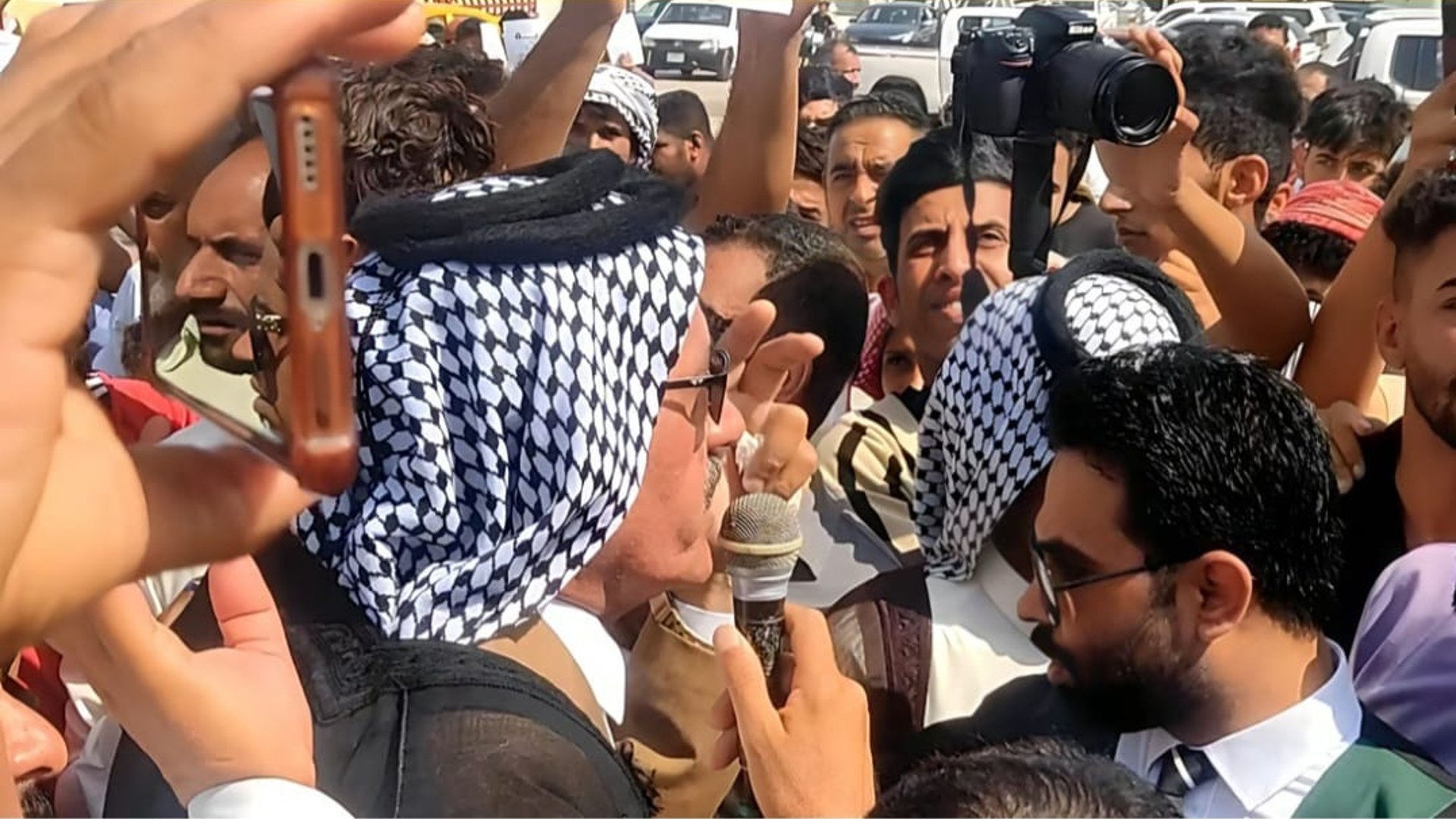 Residents of Diwaniyah’s Al-Mahnawiyah district protest against ...