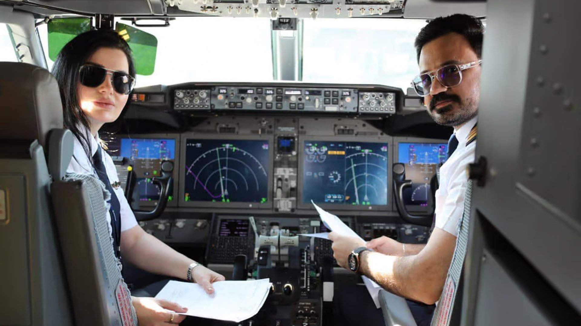 Kurdish female pilot makes history with Baghdad-Dubai flight | Hatha Alyoum