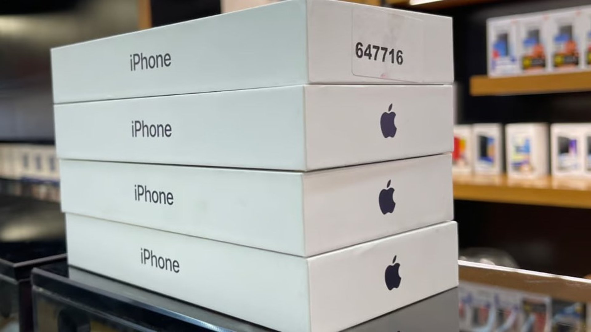 iPhone 15 في أسواق كردستان.. يباع بين 1300 حتى 2300 دولار عند الوكيل ...