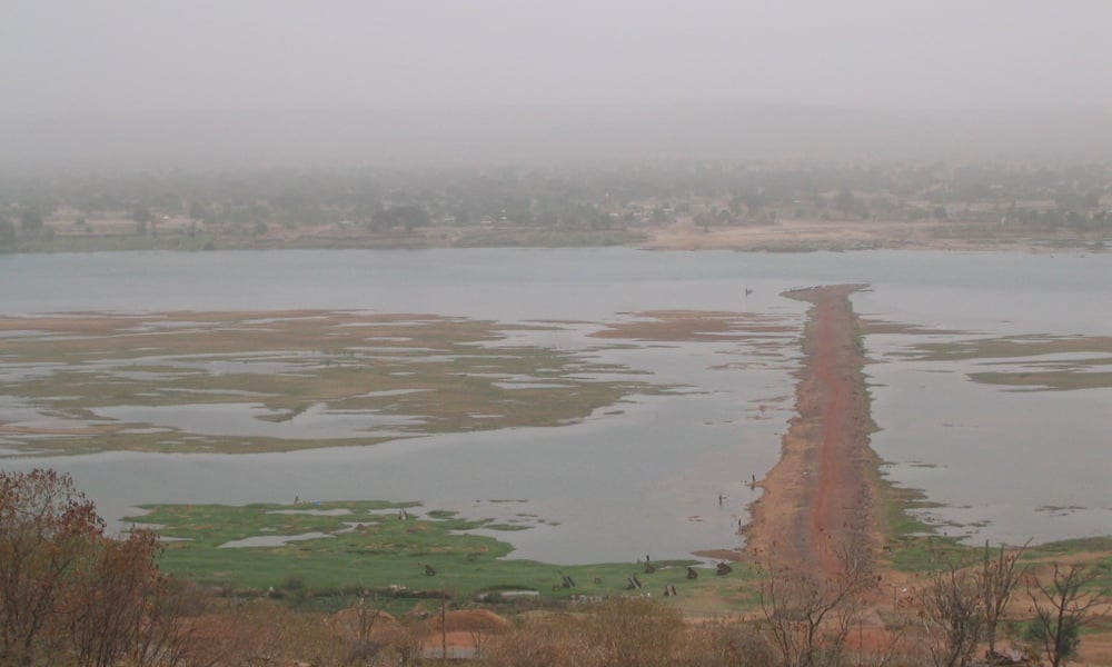 Titre: Alerte à la Pollution: L'eau du Fleuve Niger Menace la Santé des ...