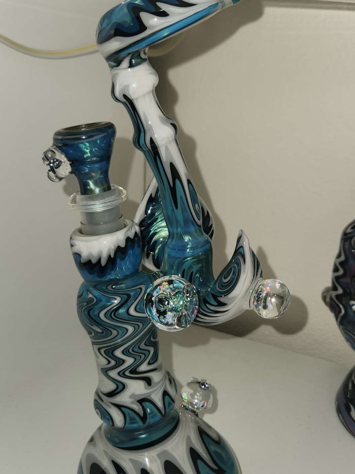 Winter linework heady bubbler | Shop King Bubs on GlassPass