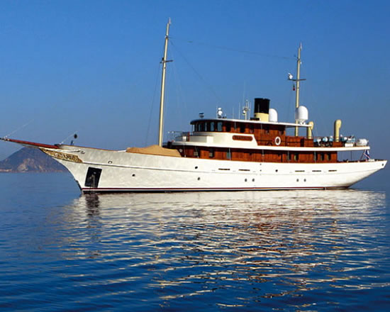 Cruise like Johnny Depp onboard the Vajoliroja cruise yacht ...