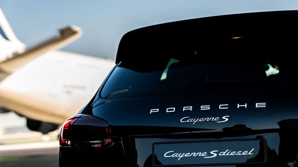 Porsche Cayenne tows an Airbus A380 to set new Guinness World Record ...