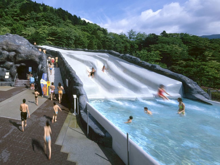 You can take a bath in wine or green tea at this hot spring amusement ...