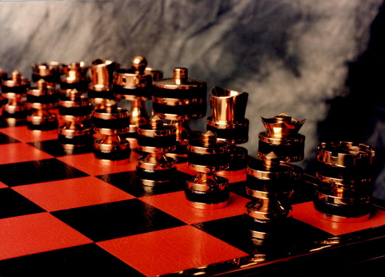 Limited Edition Queen’s Silver Jubilee Chess Set flaunts its ...