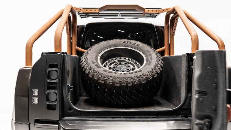 Apocalypse Manufacturing has built the world’s first 6x6 Land Rover ...