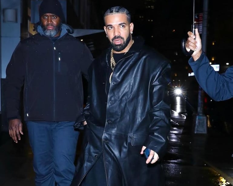 As if Drake's performances weren’t dazzling enough, the Canadian singer ...