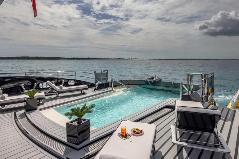 With his mic off, Joe Rogan is happily paying $640,000 a week to ...