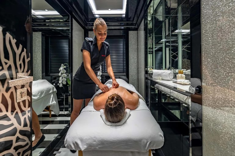 With his mic off, Joe Rogan is happily paying $640,000 a week to ...