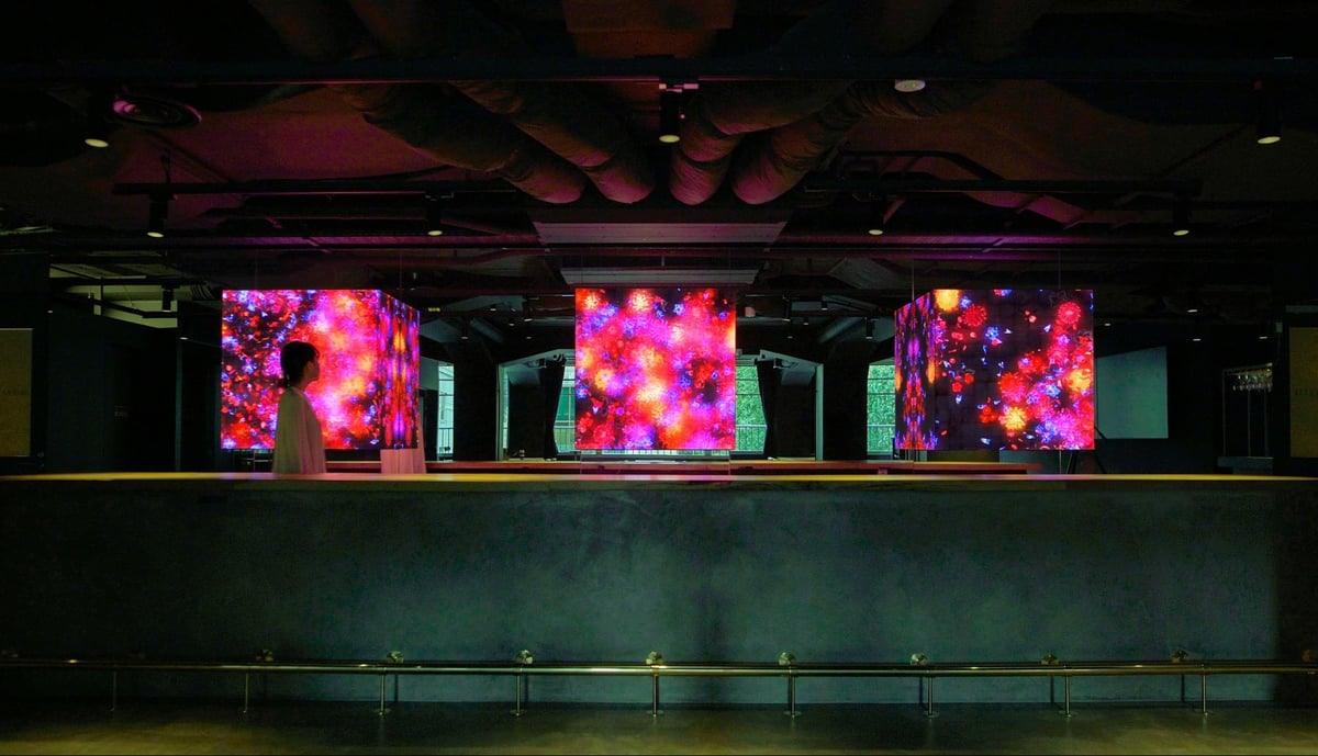 Continuous Life in Cubes of Light - Copper | teamLab