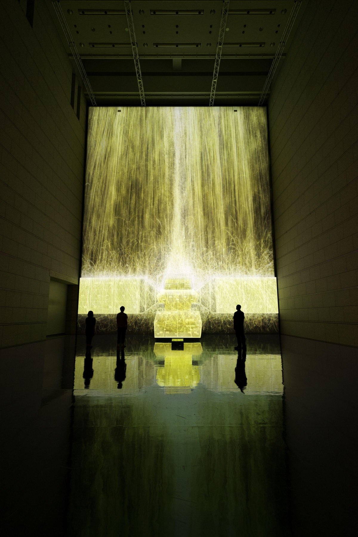 Universe of Water Particles under Satellite’s Gravity – Gold | teamLab