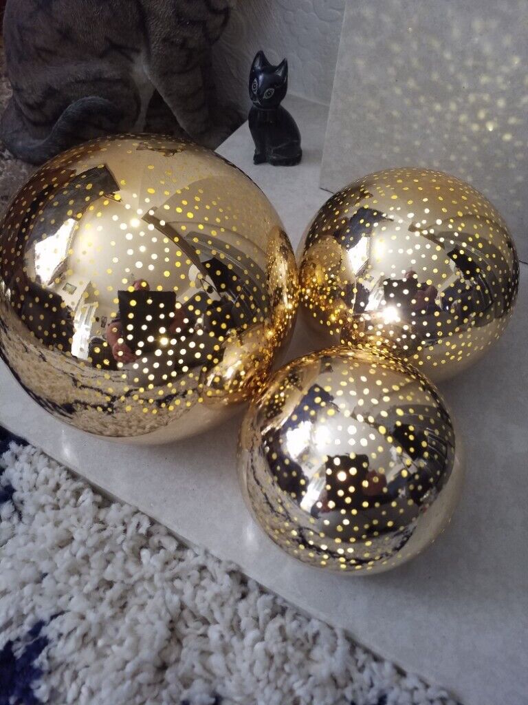 GOLD GLASS SPHERES .. LIGHT UP .. K RANGE!! .. BY KELLY HOPPEN ...