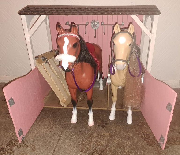 Our Generation Stable with 2 full size OG Horses with tack, no ...