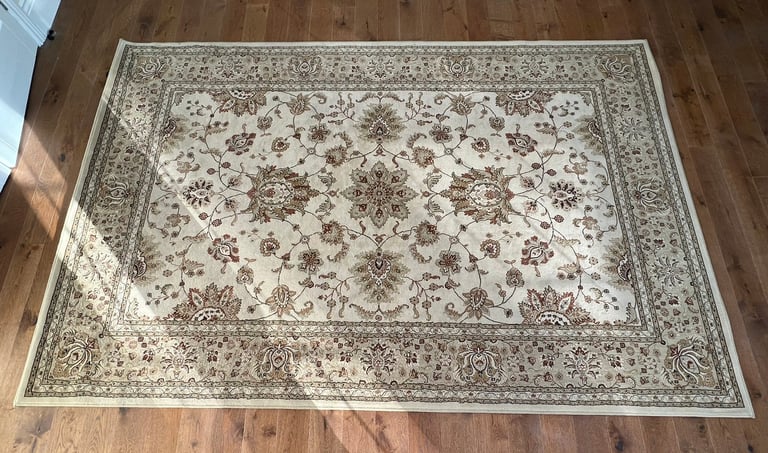 Beautiful cream / beige rug 2m x 3m | in Southend-on-Sea, Essex | Gumtree