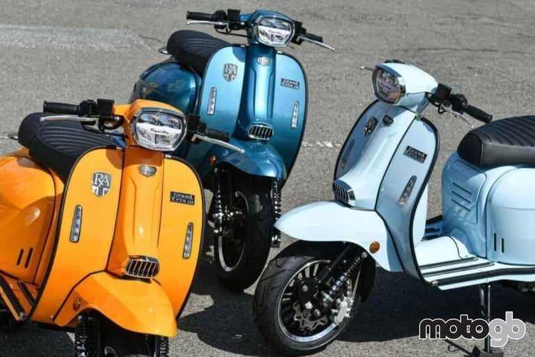ROYAL ALLOY GT 125cc A Modern Classic Retro Automatic Moped Scooter ...