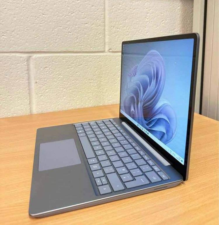 New Windows 11 Microsoft Surface Laptop Go Touchscreen, Intel Core i5-10th Gen. 16GB RAM & 256GB ...
