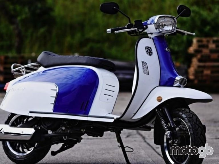ROYAL ALLOY GT 125cc A Modern Classic Retro Automatic Moped Scooter ...