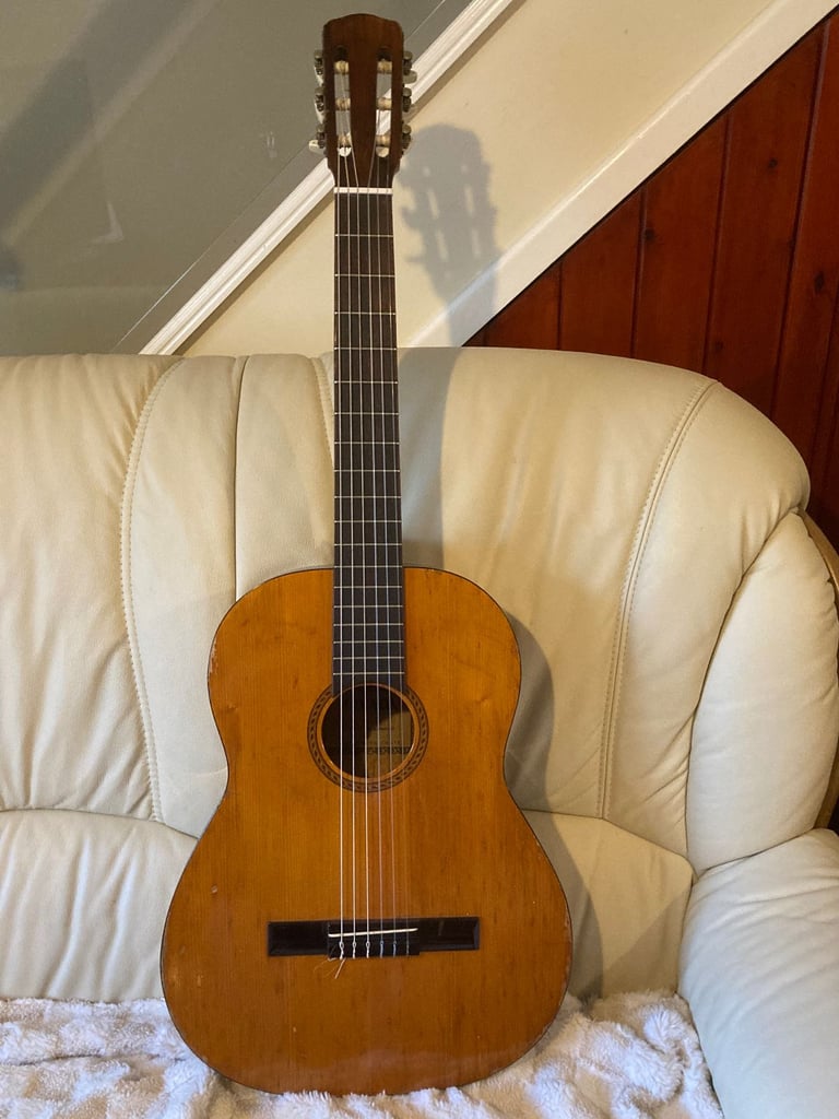 @ 1990'S HOKADA NYLON STRING GUITAR.. SOLID TOP.. EASY TO PLAY ...