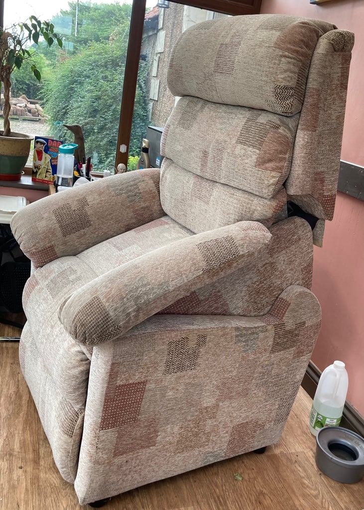 La z Boy riser recliner | in Berwick-upon-Tweed, Northumberland | Gumtree