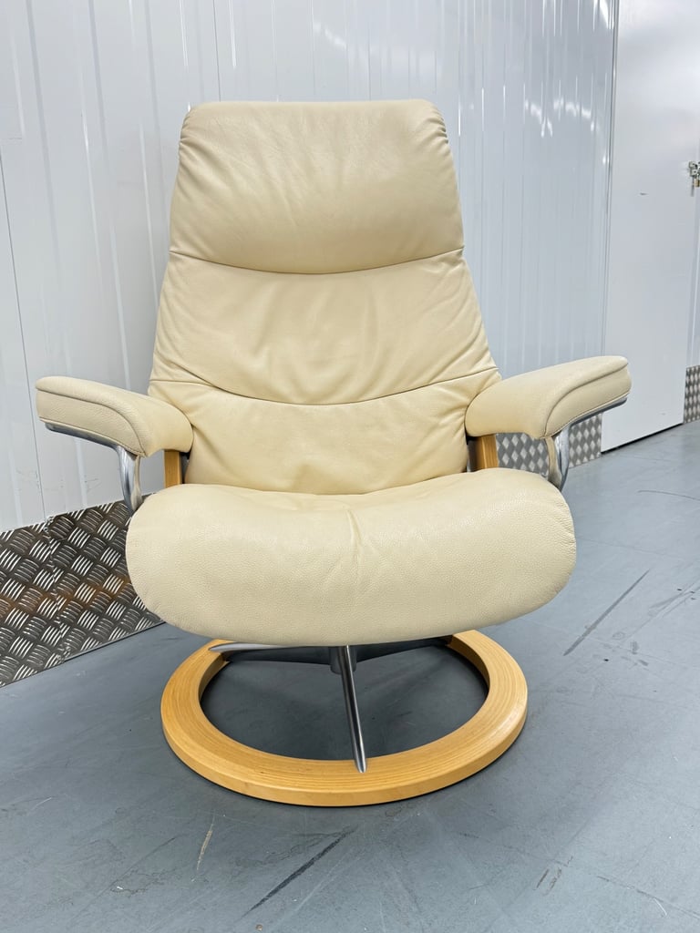 Ekornes Stressless ‘Aura’ cream leather signature base recliner chair ...