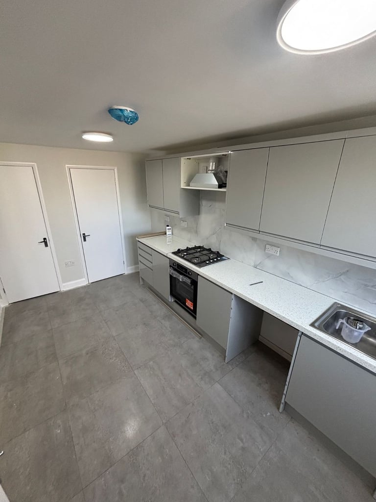 SPACIOUS 4 BEDROOM HOUSE TO RENT - LAKES ESTATE - NO COMPANY LETS | in ...