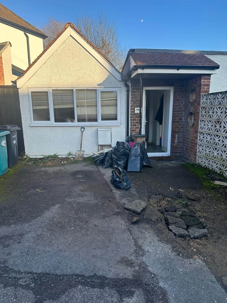 Charming 2 Bedroom Bungalow With Private Garden Available To Let In ...