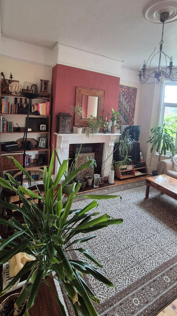 Lovely Clean Room. Next to Tube Station, Shops. 20min to Central London ...