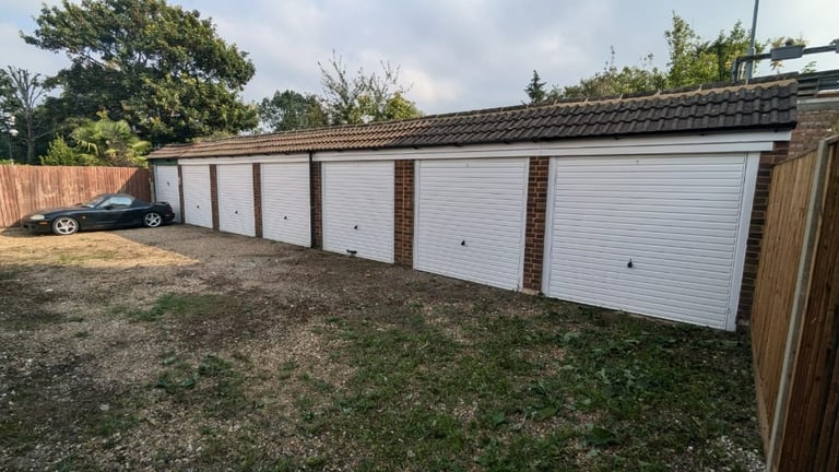 Garage/Parking/Storage to rent: Carshalton Grove (r/o 8-10) Sutton, SM1 ...