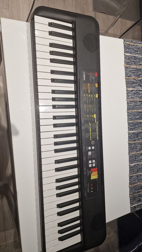 Yamaha PSR F52 | in London | Gumtree