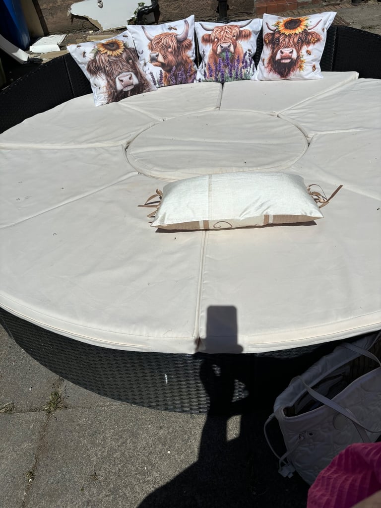 Round garden lounger | in East End, Glasgow | Gumtree