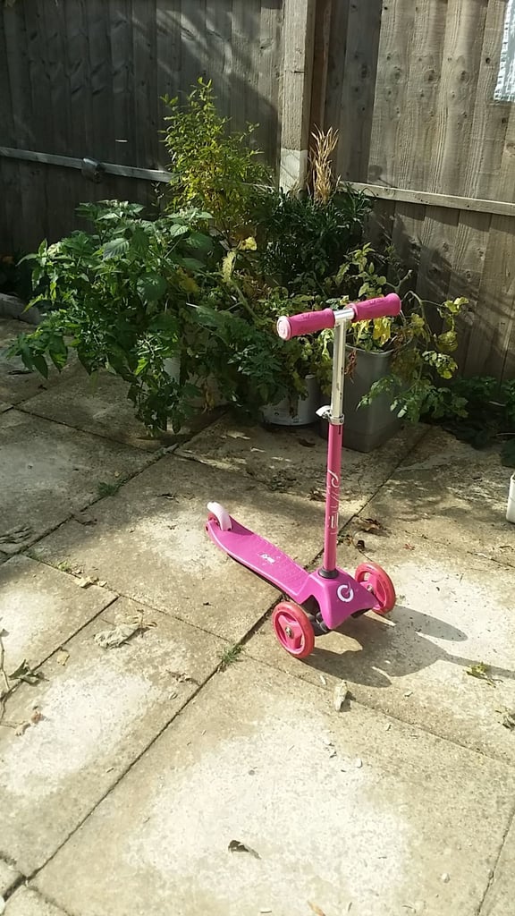 Light Up 3 Wheeled Scooter | in Luton, Bedfordshire | Gumtree