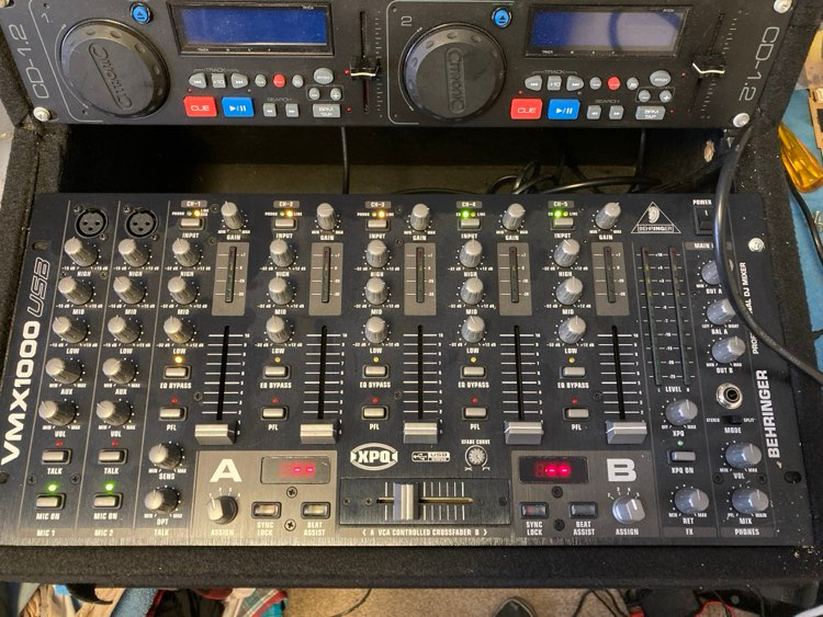 Behringer Pro VMX1000USB Professional 7-Channel Rack-Mount DJ Mixer ...