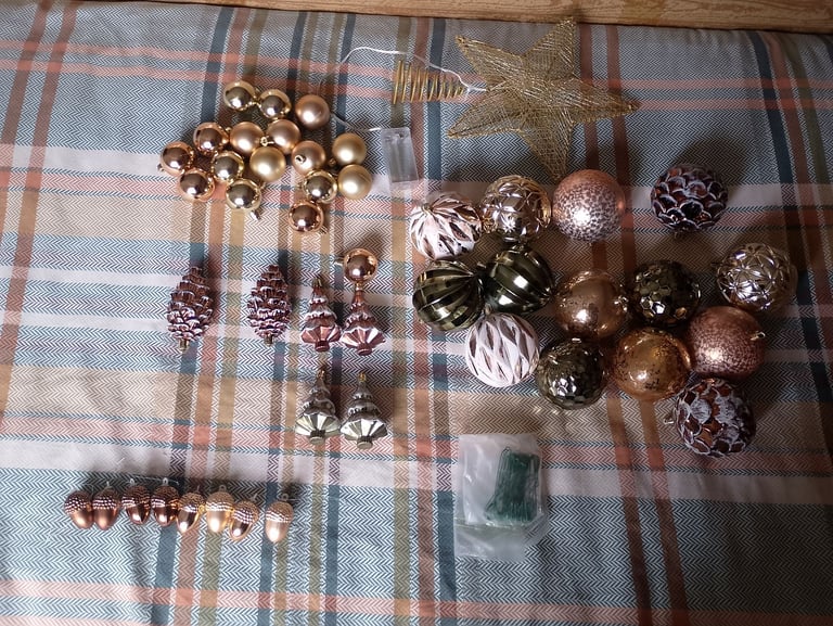 6.5ft Mayfair Christmas Tree, Mixed Tip & Decorations, BARGAIN!!🎄🎅 | in ...