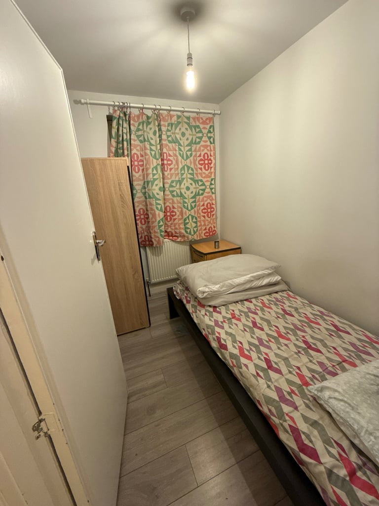 Spacious Single room in a Quiet & Modern House for Rent in HA8 | in ...