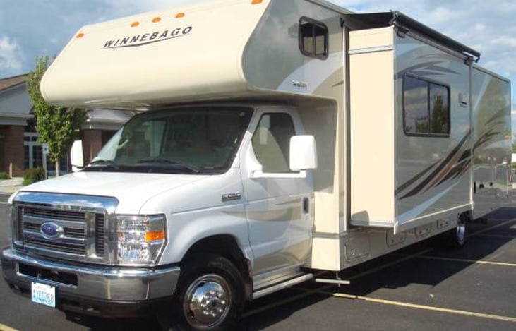 2017 winnebago 31 foot motorhome sleeps 10 2 slide outs | RVshare