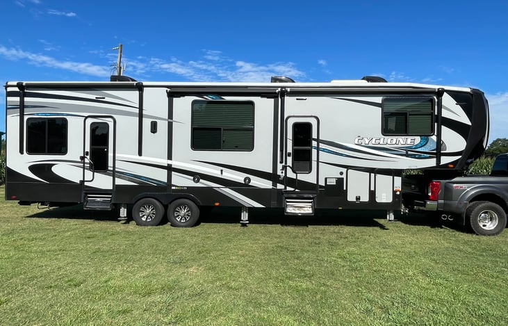 39.0 Cyclone 3513JM Fifth Wheel | RVshare