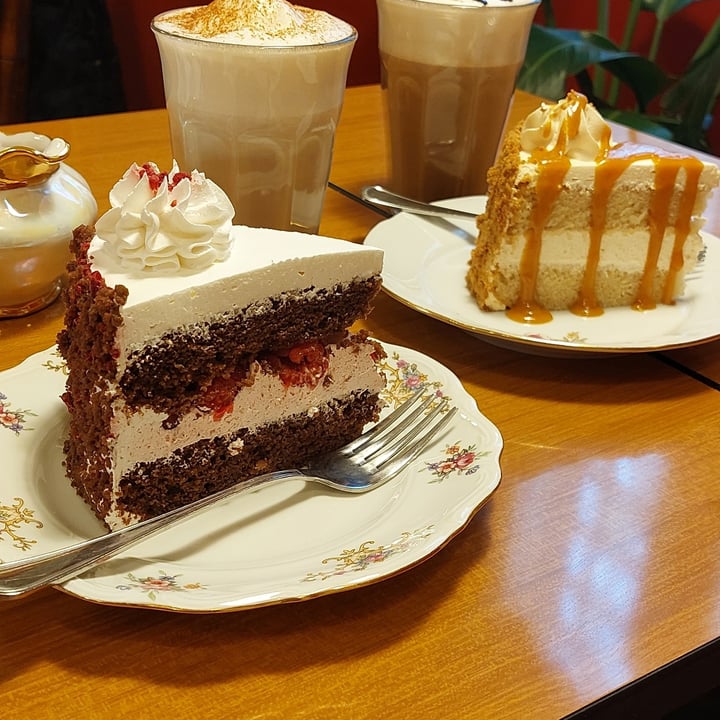 Snug The Comfort Café Roma, Italy Mississippi Caramel Cake Review ...